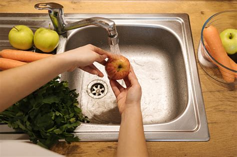 부엌 싱크대에서 인간의 손 씻기 사과의 평면도 야채와 과일 가정 주방에 대한 스톡 사진 및 기타 이미지 가정 주방 가정의 방 건강한 생활방식 Istock