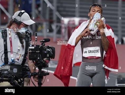 Canadas Andre De Grasse Kisses His Shoes In Celebration Of His Gold