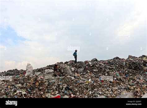 Les gens recyclent les déchets non biodégradables dans une décharge à