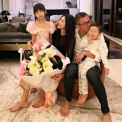 生活life 向佐前女友慶祝結婚七周年！曝光過億豪宅，大19歲丈夫緊摟小兒子