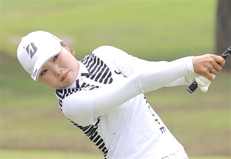 前半終了で高橋彩華が10アンダーの首位 西村優菜、大里桃子ら4人が1打差2位 Golf報知
