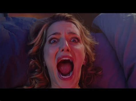 殺される日を繰り返す、犯人を突き止めるまで映画『ハッピー・デス・デイ』本編映像｜シネマトゥデイ