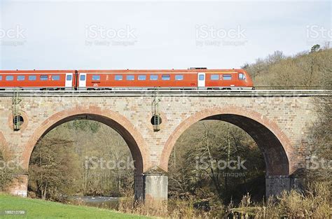 레드 교육을 궁형 구름다리 Over 강 0명에 대한 스톡 사진 및 기타 이미지 0명 강 경관 Istock