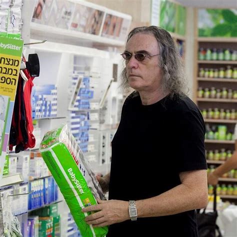 אבא שיגעון צביקה פיק קונה חיתולים