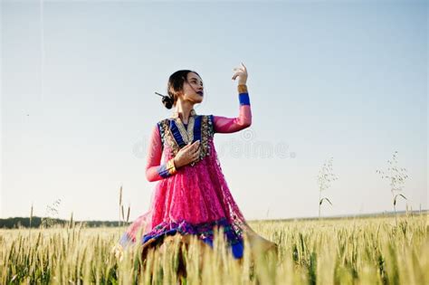 Chica India Tierna En Saree Imagen De Archivo Imagen De Manera Elegante