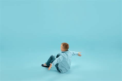 어린 시절과 크고 유명한 미래에 대한 꿈 예쁜 어린 소년 고립 에 푸른 배경 8 9 살에 대한 스톡 사진 및 기타 이미지 8 9 살 감정 개념 Istock