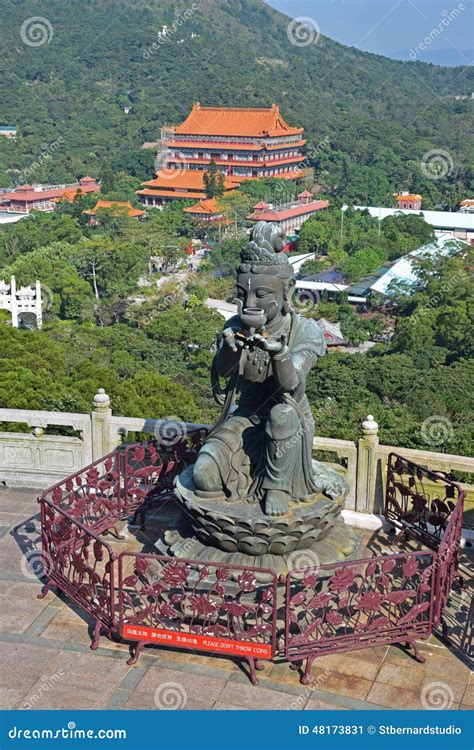 En Av Erbjuda Av De Sex Devas Buddistiska Statyerna Med Po Lin Monastery Fotografering För