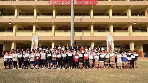 ท่านผอ ประพันธ์ ทองหนัก มอบเกียรติบัตรแก่นักเรียนที่ร่วมแข่งขันทักษะวิชาการงานศิลปหัตถกรรม