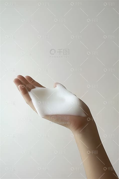 手势ai数字艺术 手势简约风格成年人物手部展示白色泡沫自然动作商业照片 Ai人像免费下载 Png格式 2688像素 编号71857487 千图网