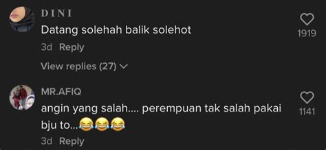 Gadis Pakai Kaftan Batik Naik Bot Sekali Angin Kuat Sampai Kain
