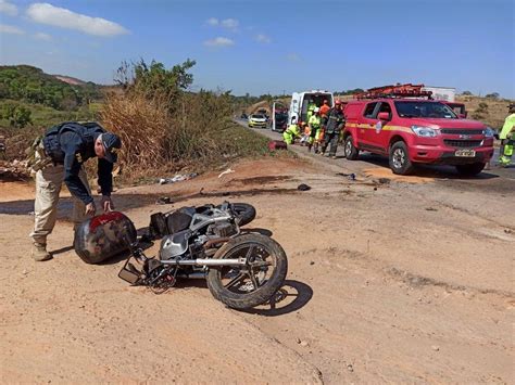 Mulher é socorrida em estado grave após ser prensada por caminhão na BR
