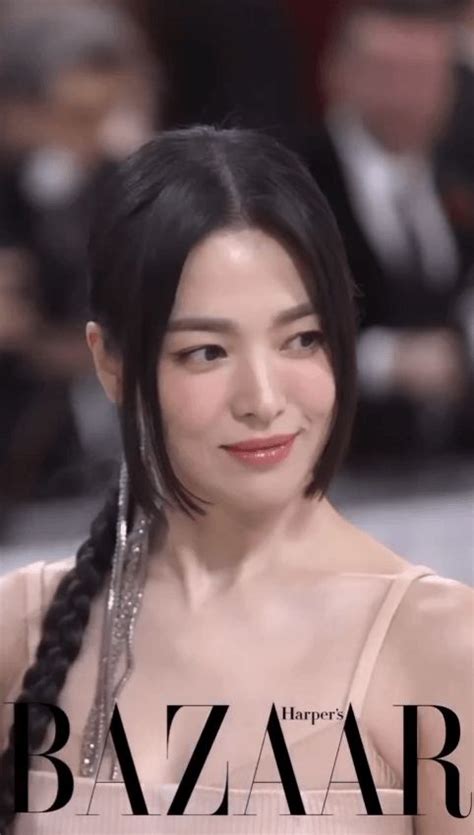 멧갈라 레드카펫에서 애티튜드 쩌는 한국배우 송혜교 고화질도 추가 ㄱㄱ 스퀘어 카테고리 한국 배우 연예인 스타일 애티튜드