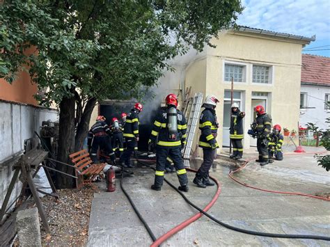 FOTO Un autoturism aflat într un garaj a luat foc în Sibiu UPDATE Incendiul a fost stins