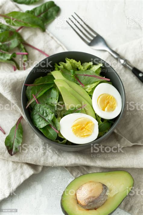 건강 한 채식 아침 식사는 샐러드 아보카도 계란 평면도와 그릇 먹고 다이어트 식품 개념 정리 0명에 대한 스톡 사진 및 기타