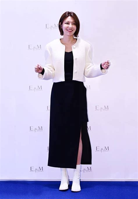 패션엔 소녀시대 수영 슬릿 스커트로 뽐낸 섹시한 투피스 나들이룩