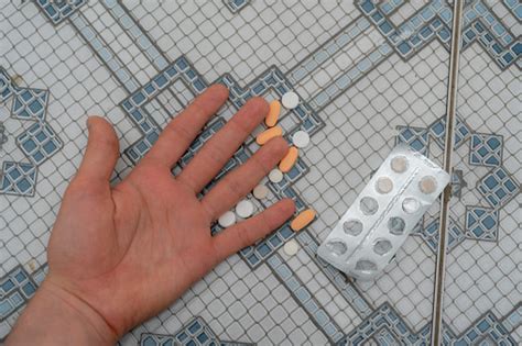 바닥에 누워있는 사람 알약 약 과다 복용 개념에 대한 스톡 사진 및 기타 이미지 개념 건강관리와 의술 금지됨 Istock