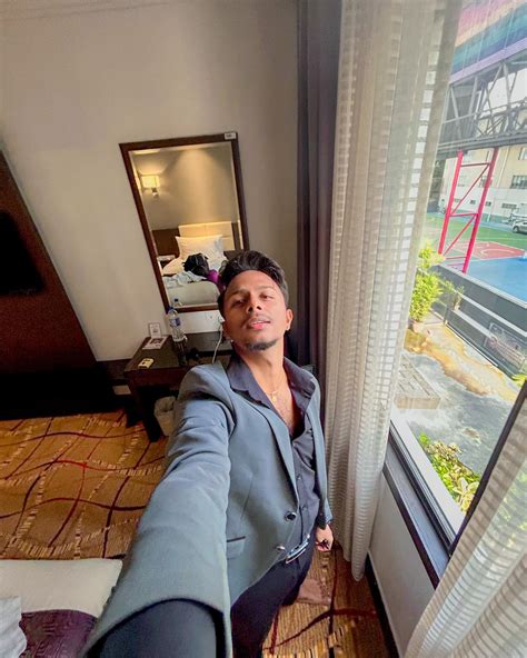 𝕷𝖔𝖌𝖊𝖘𝖍 𝕶𝖗𝖎𝖘𝖍 ⁻ᴸᴷ india is not for beginners 🇮🇳 instagram
