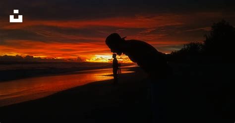 Foto Silueta De Hombre Y Mujer Besándose Durante La Puesta Del Sol