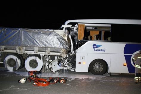 Uşak ta trafik kazası 2 ölü 18 yaralı Son Dakika Haberleri