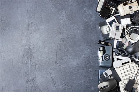 어두운 배경에 오래된 전자 장치 전자 폐기물의 재활용 및 폐기 개념 복사 공간 전자폐기물에 대한 스톡 사진 및 기타 이미지