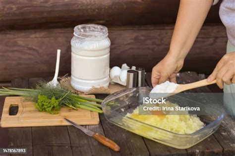 호박 팬케이크 반죽 그릇 밀가루 계란 소금 근처 반죽이 준비되었습니다 호박 튀김을위한 반죽을 만들기위한 단계별 사진 레시피