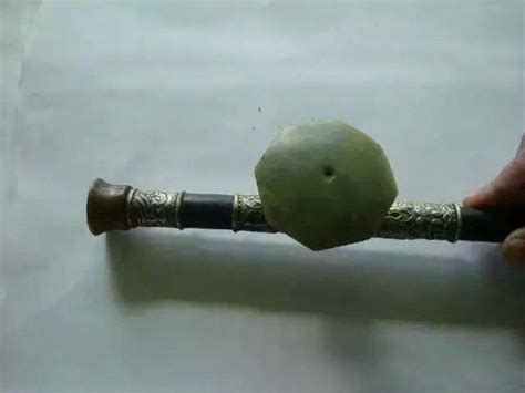 老漢在地里挖出罕見玉器，仔細一看，兩眼都發傻了！ 每日頭條