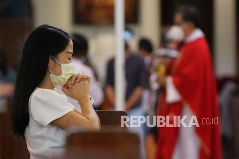 Ibadah Jumat Agung Di Gereja Katolik Kristus Raja Republika Online