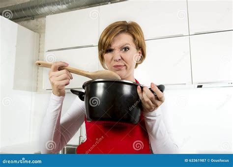 Mujer Casera Del Cocinero En La Cocina Que Celebra Cocinar La Sopa De La Prueba Del Pote Y De La