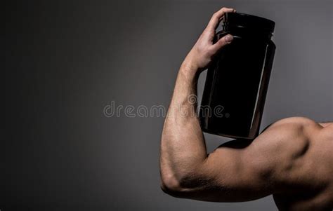 肌肉手臂 肌肉强壮 运动员，肌肉，运动员，三头肌 类固醇，运动维生素，兴奋剂，合成代谢 库存图片 图片 包括有 类固醇 成人 175859015