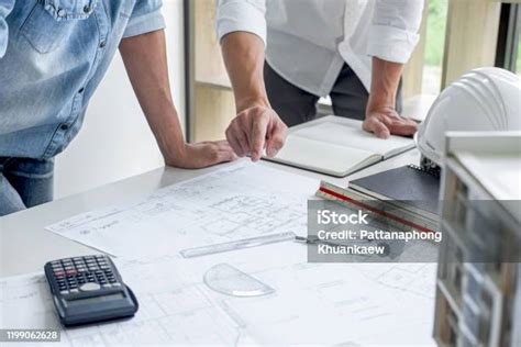 건축 엔지니어 팀워크 회의 작업장에서 건축 프로젝트 및 엔지니어링 도구 그리기 및 작업 기술 도면에 대한 작업 개념 엔지니어에 대한 스톡 사진 및 기타 이미지 Istock