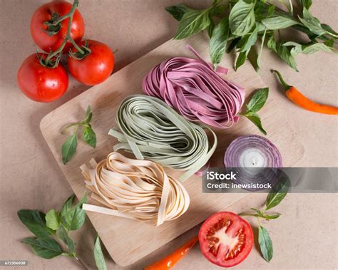 성분 이탈리아 페투치니 파스타를 바 질 토마토 칠리 양파와 함께 했다 최고의 볼 수 있습니다 건강한 생활방식에 대한 스톡 사진