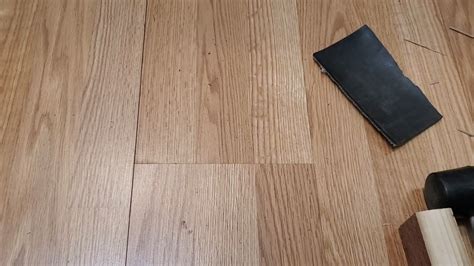 Как убрать щели на ламинате без разбора своими руками