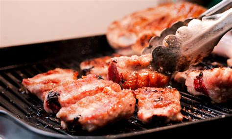 돼지 갈비는 조각으로 자른 피크닉 스토브에 그릴 팬에 구운 0명에 대한 스톡 사진 및 기타 이미지 0명 갈비 음식 갈색