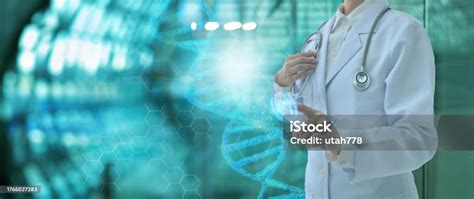 의학 및 생명 공학 개념입니다 의사 분석 염색체 Dna 유전 가상 인터페이스 과학 Dna 분자 배경에 인간의 유전 나선 모양에 대한 스톡 사진 및 기타 이미지 Istock