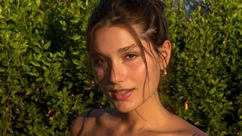 Magérrima Sasha Meneghel arrasa em fotos de biquíni em destino paradisíaco