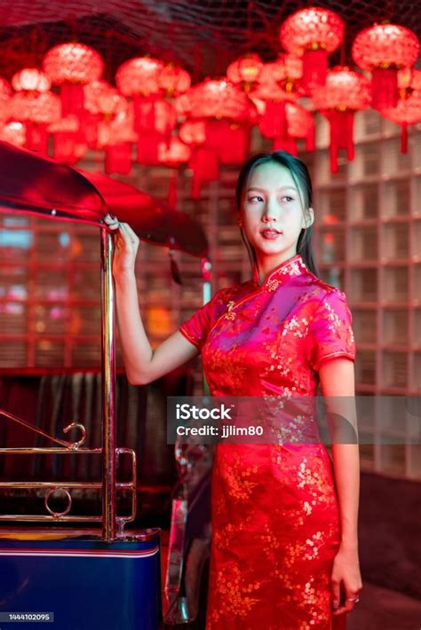 툭툭 택시 차량 옆에 서 있는 멋진 감정의 표정으로 우아한 빨간색 전통 중국 드레스 치파오 의상을 입은 아름다운 젊은 아시아 여성 여성 모델의 스튜디오 초상화 사진 18