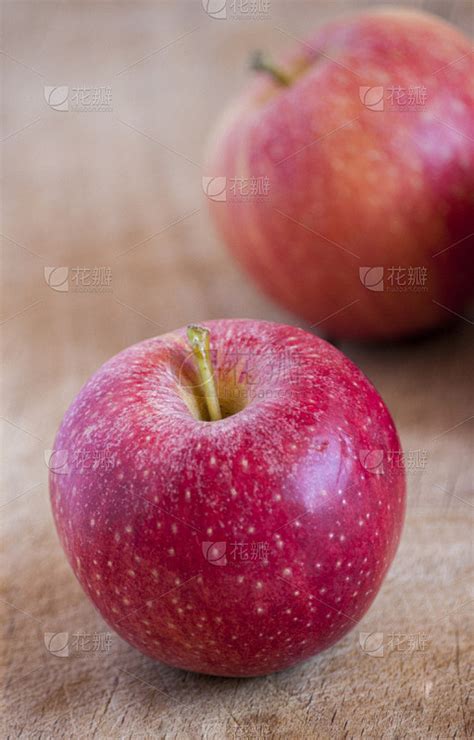红色苹果选择对焦木制桌子垂直画幅水果无人有机食品生食
