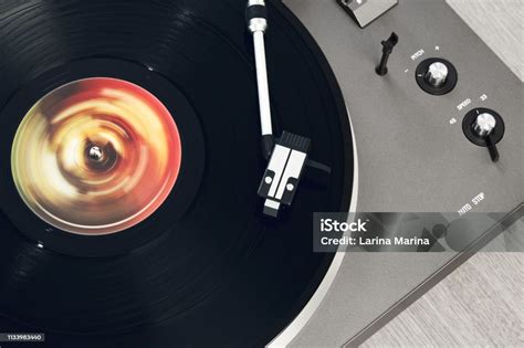 나무 테이블에 턴테이블 비닐 레코드 플레이어 디스크 자키에 대 한 복고풍 오디오 장비 Dj가 재생 음악을 혼합 하는 사운드 기술