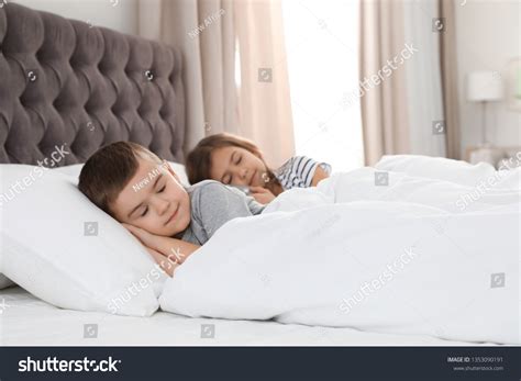 4 Thousand Brother Sister Sleeping On Bed Royalty Free Images Stock