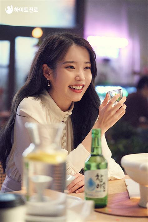 비투지기 On Twitter 연기열일 미모열일 포즈 천재 이슬요정 아이유 의 New 참이슬 광고 촬영 현장 전격