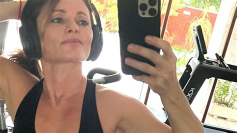 Rita Guedes Exibe Barriga Chapada Na Academia Terminando O Treino Do