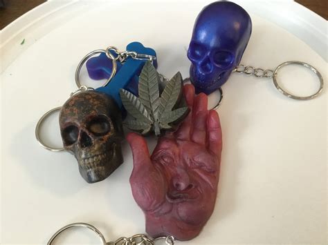 Paquete De Llaveros De Resina Artesanales El Castigador Cabeza De Calavera Tibias Cruzadas
