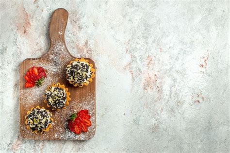 Draufsicht Cremig Leckere Kuchen Mit Roten Erdbeeren Auf Weißer