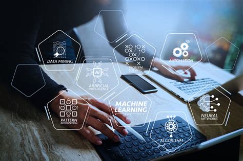 디지털 태블릿을 작동 하는 웹사이트 디자이너 스마트 전화와 컴퓨터 키보드와 노트북 도킹 및 그래픽 디자인 컨셉으로 Mable 책상에 다이어그램 과학에 대한 스톡 사진 및