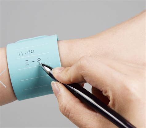 腕に巻き付けるタイプのメモ みんなの欲しいがカタチになる100円均一アイテム情報投稿サービス みん100