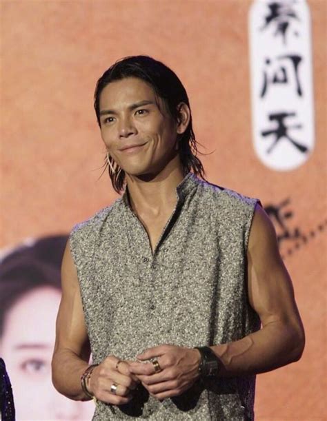 向华强儿子向佐新剧太古神王开机爆照，王子文穿一字肩衣服很白很美，对比向佐皮肤较黑但很有武侠巨星的感觉 每日头条