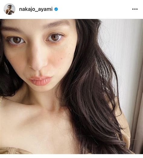 中条あやみ、透明感溢れるメイク×首元が大胆に開いた最新オフショットを公開！ スポーツ報知