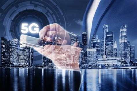 비즈니스 기술 통신 및 통신 5g 네트워크 연결 개념 도시 경관 배경으로 정보를 통신하기 위해 휴대 전화를 사용하는 사업가의