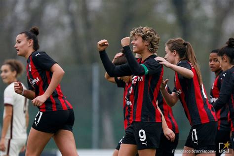 Calcio Femminile Serie A Valentina Giacinti Stende La Roma Su Rigore Goleada Del