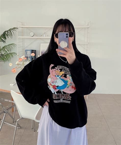 귀여운맨투맨77가능 앨리스 캐릭터 맨투맨 박스 오버핏 봄 긴팔 티셔츠 에이블리